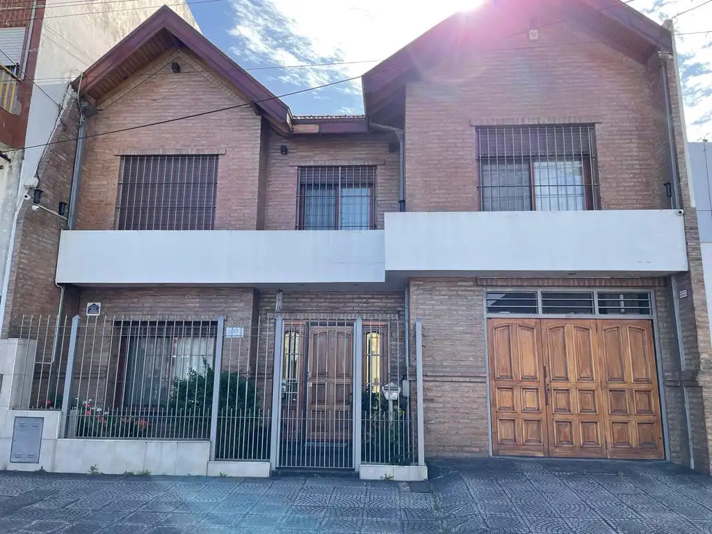 Venta Casa 3 dormitorios 15 años, 2 cocheras, 260m2, San Carlos 100, Wilde, Buenos Aires | Argenprop