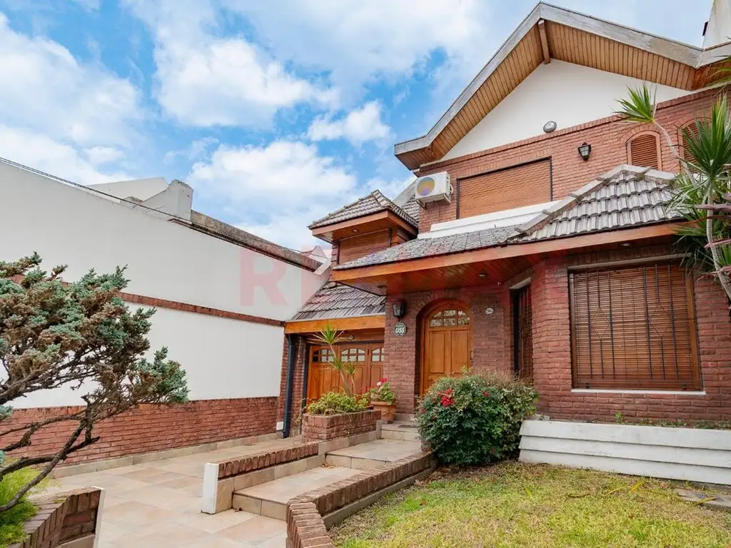 Alquiler Casa 38 años 4 dormitorios, con balcón, Este, Bahía Blanca 2900, Villa Devoto | Argenprop