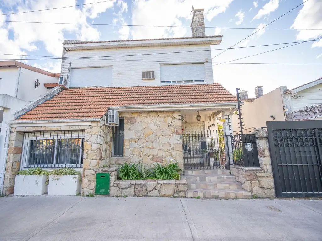 Casa Venta 10 años 6 ambientes, 4 cocheras, 170m2, Chile 300, Villa ...