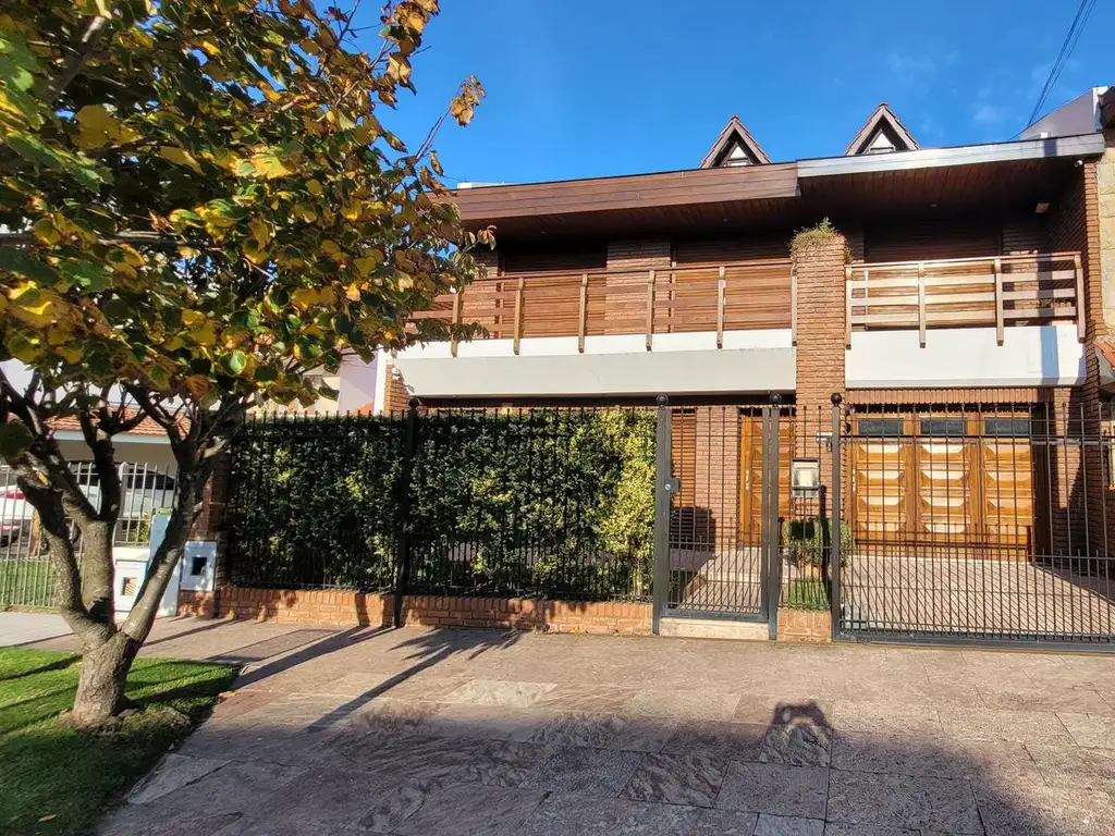 Casa Venta 40 años 5 ambientes, con balcón, 2 cocheras, Acha 1500 ...