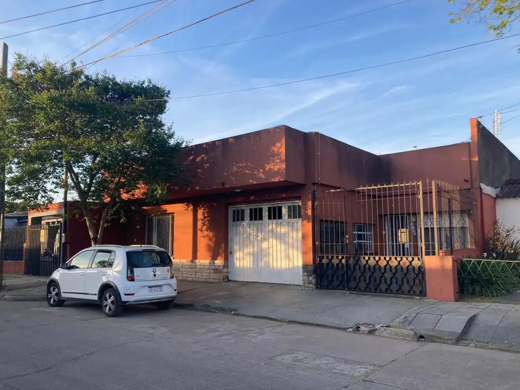 Casa Venta 80 años 7 ambientes, 234m2, 2 cocheras, Calle 15 3800 ...