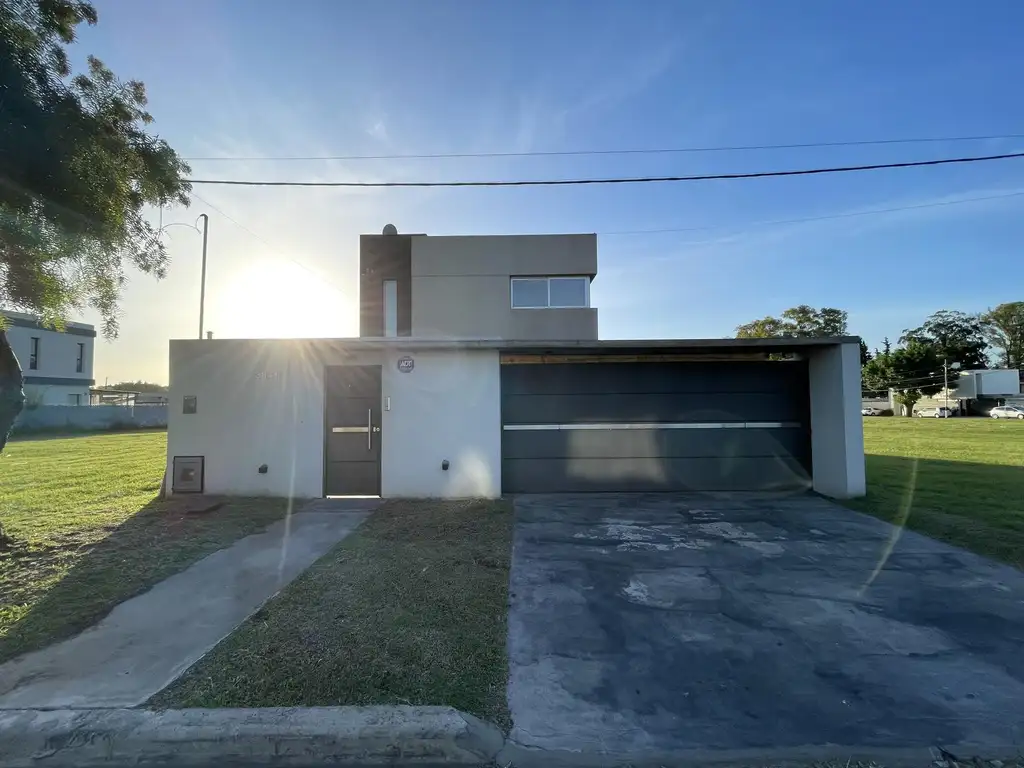 Venta Casa a estrenar 3 dormitorios, 150m2, 2 cocheras, 489 Entre 133 Y 134, Joaquin Gorina ...