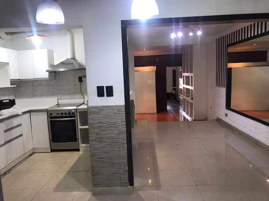 Alquiler Casa 1 dormitorio, 300m2, 2 cocheras, Ayacucho 200, San ...